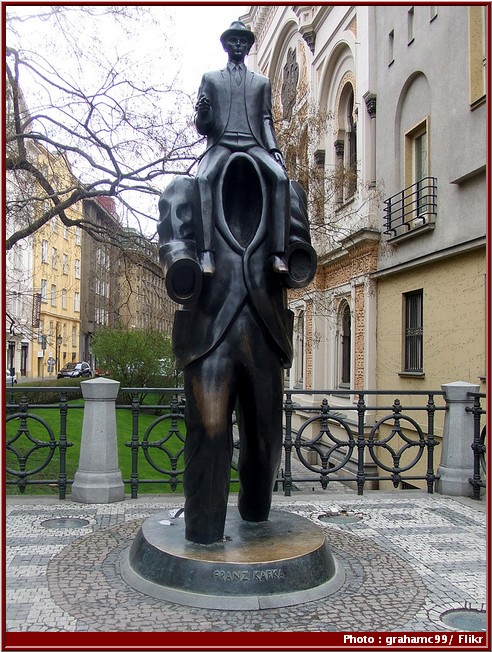Visiter Prague sur les traces de Kafka : la statue de Franz Kafka