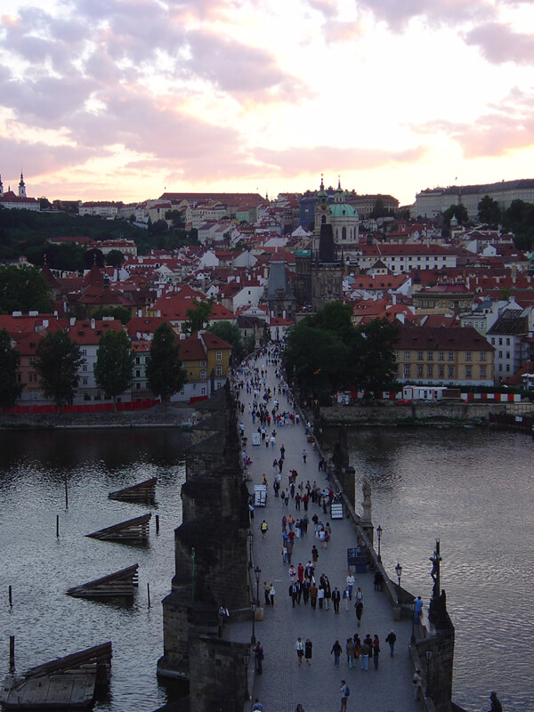 Visiter Prague: le Pont Charles, un lien essentiel et une oeuvre d'art
