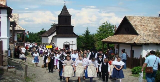 Holloko ; authenticité et folklore d'un ethnovillage hongrois (Tourisme ...