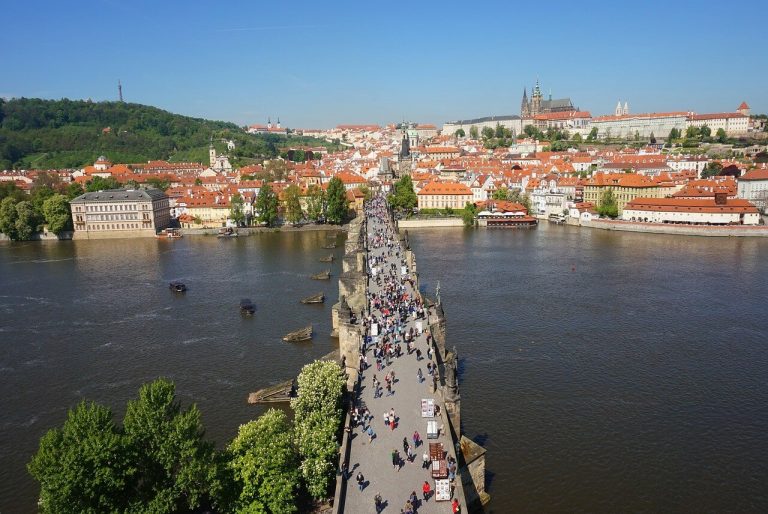 Visiter Prague: le Pont Charles, un lien essentiel et une oeuvre d'art