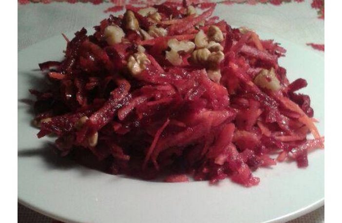 Salade de betteraves, carottes et noix (Recette des Balkans)
