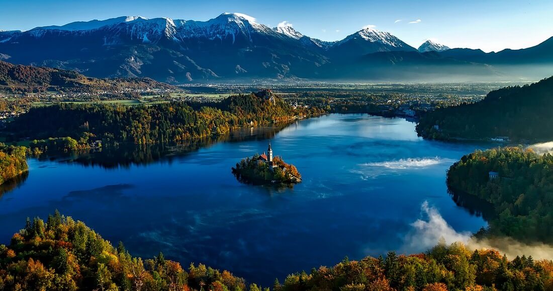 Enchanteur lac de Bled en Slovénie dans les Alpes Juliennes